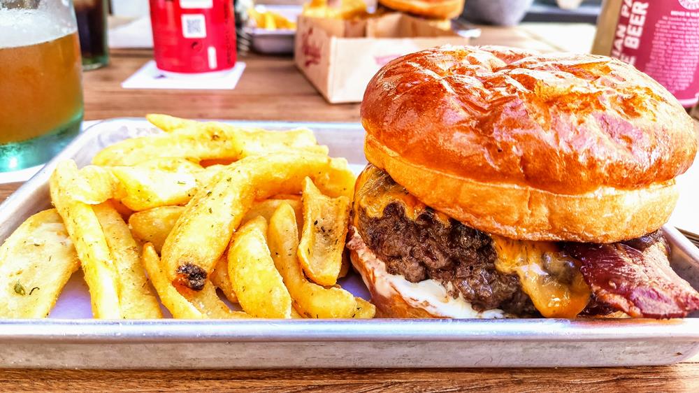 Hundred Burger • Una pareja viajera